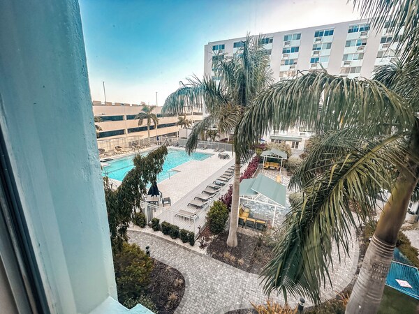 Coastal Chic Apartment In St. Pete With Pool - St. Petersburg, FL