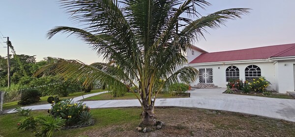 Luxurious 4-bedroom House With Ac, Wifi In Marvelous Portsmouth - Dominika