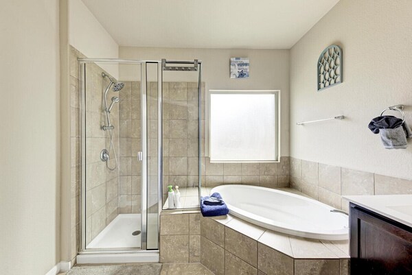 Spacious Round Rock Retreat | Sleeps 16 | Near Kalahari! - Round Rock