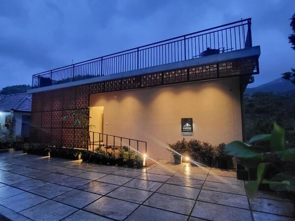 Mountain Serenity For A Romantic Stay At Valley - Kerala