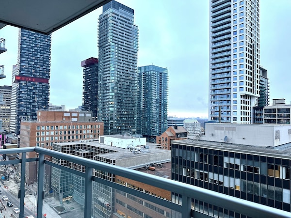 2br | 2 Bath | Pool | Parking | Subway | Monthly Stays - Mississauga