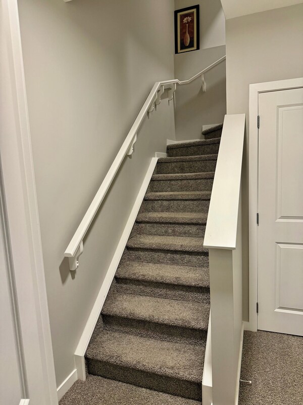 Charming 2-bedroom House With Ac, Wifi In Superb Nw Calgary - Airdrie