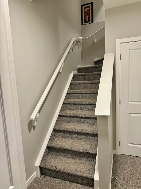 Charming 2-bedroom House With Ac, Wifi In Superb Nw Calgary - Airdrie