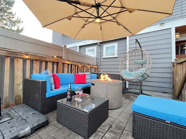 Stylish 2br Townhome With Fire Pit + Bbq + Pet Friendly Near Downtown Seattle - Seattle, WA