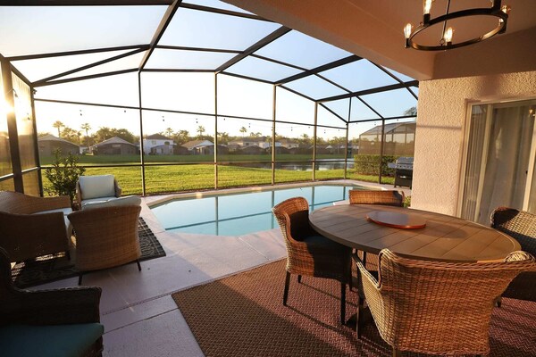 Enchanted Villa With Lake View 6-bedroom In Resort 9 Miles To Disney World 15 Mi - Kissimmee, FL