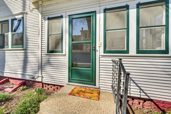 'Chestnut Hill' Vintage Farmhouse W/ Deck & Yard - Iowa