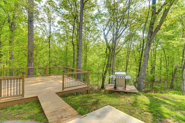 Stay & Play In Charlotte: Family Home W/ Deck - 夏洛特