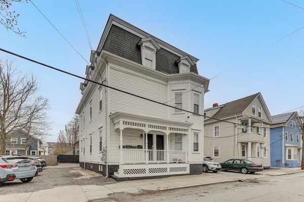 1 Mi To Dtwn: Pet-friendly Providence Apt W/ Yard - Warwick, RI