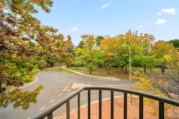 Stylish 1-bed Stay With Balcony & Study - Canberra