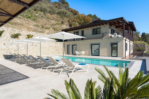 Villa En Savoca Con 5 Habitaciones, Capacidad 10 - Roccalumera