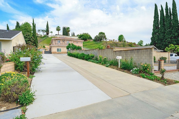Relaxing Private Getaway With Bright Interiors - La Puente, CA