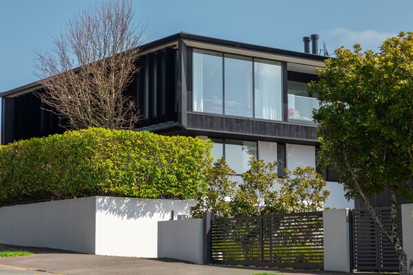 If You Want To Enjoy The Very Best Remuera Has To Offer, Then  The Urban Resort Delivers. - Auckland