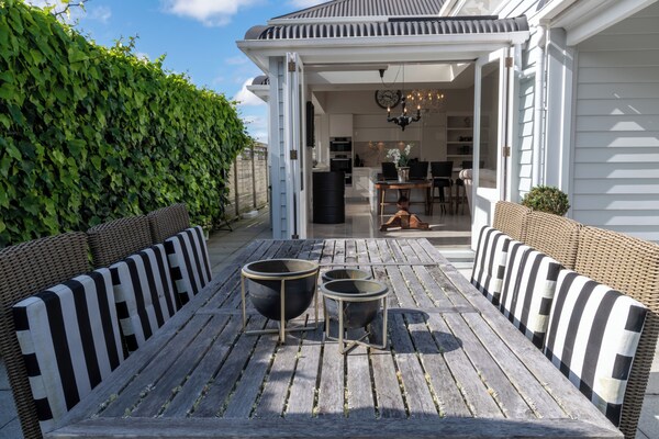 If You Want To Enjoy The Very Best Herne Bay Has To Offer, Then Villa Palatial Estate Delivers. - Auckland