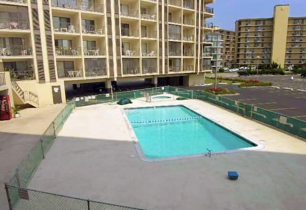 Cute, Ocean Block, 1 Bedroom Condo Located Uptown And Just A Few Steps Away From The Beach! - Fenwick Island, DE