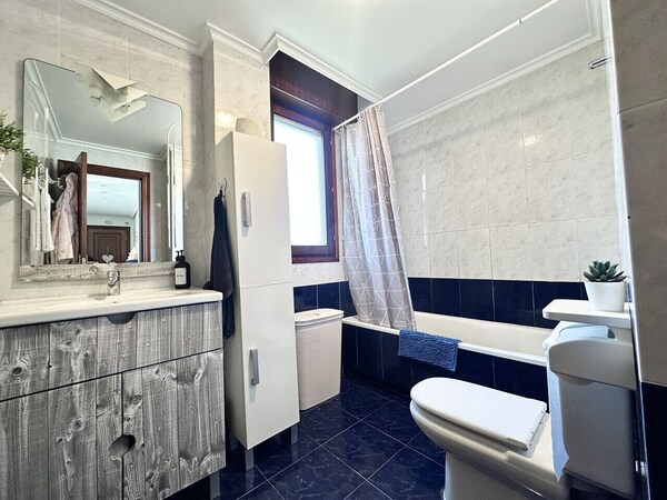 Beautiful And Cozy Apartment Close To City Center With A Living Room And Bed Room - Isla