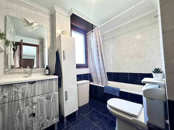 Beautiful And Cozy Apartment Close To City Center With A Living Room And Bed Room - Isla