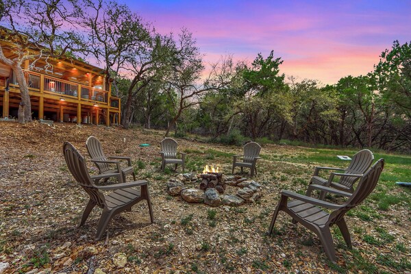 Good Day Treehouse I Hot Tub, Stargazing - Wimberley, TX