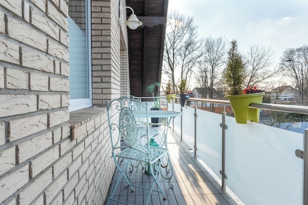 "Modern 2-room Apartment In Troisdorf, Centrally Located - Perfect Retreat!" - Bonn