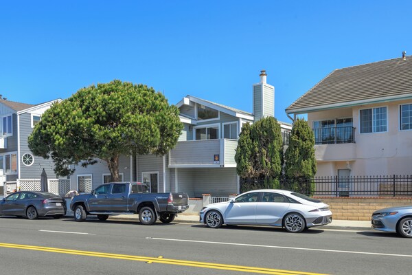 Newport Beach 2-story Home W/ Pool Table, 2-car Parking - Newport Beach, CA