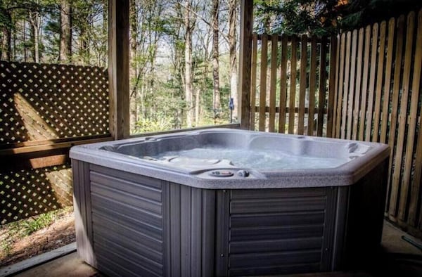 3 Bedroom Cabin W/hot Tub - Asheville, NC