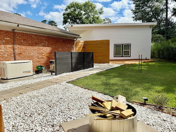 Brand New, Charming 1 Bedroom And Open Loft-bedroom-cottage In Peaceful Houston - Houston, TX
