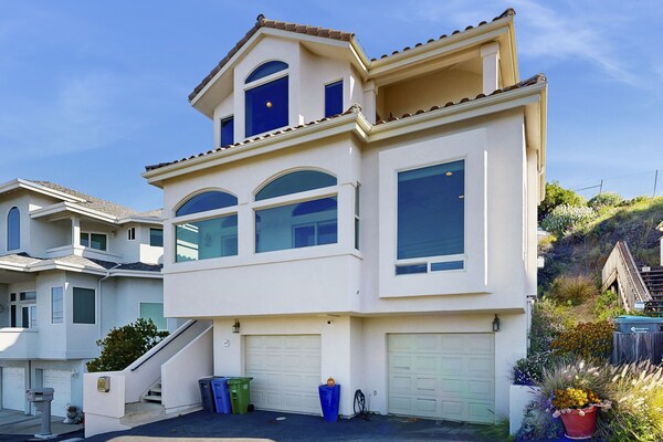 Lovely House W/beautiful Ocean Views, Grill & Jetted Tub - Walk  To Beach & Town - Cayucos, CA