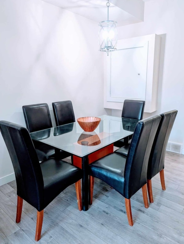 Downtown Gem-comfortable 2 Bedroom Main Floor Suite/free Parking/ Free Cleaning - Winnipeg
