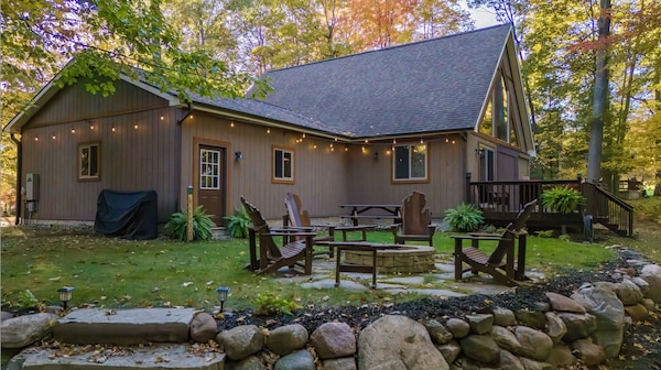 Modern Chalet On Highlands Golf Course - Big Rapids, MI