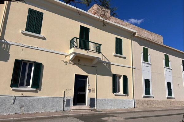 Between Castle And Sea: Relaxation With A View A Stone's Throw From Downtown. - Piombino