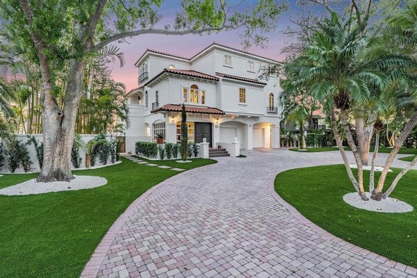 New Waterfront 6 Bedroom Home With Large Pool And Luxurious Outdoor Living Area! - Tarpon Springs, FL