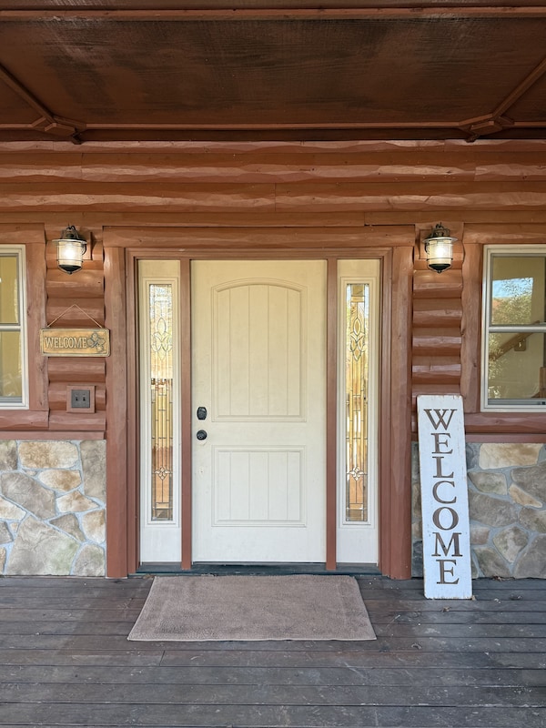 Beautiful 3-bedrm , 3.5 Ba Log/stone In Eminence Mo. Will Sleep Up To 16 Guests. - Eminence, MO