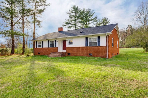 Pleasant Acre -Charming And Spacious Home - Randleman Lake, NC