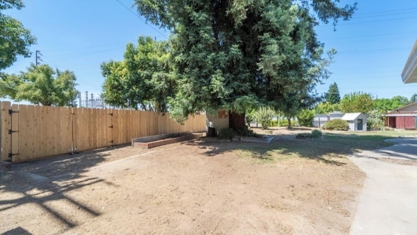 5-br/3-ba - Luxury - Spacious - Outdoor Theater - Pool Table - Modesto, CA