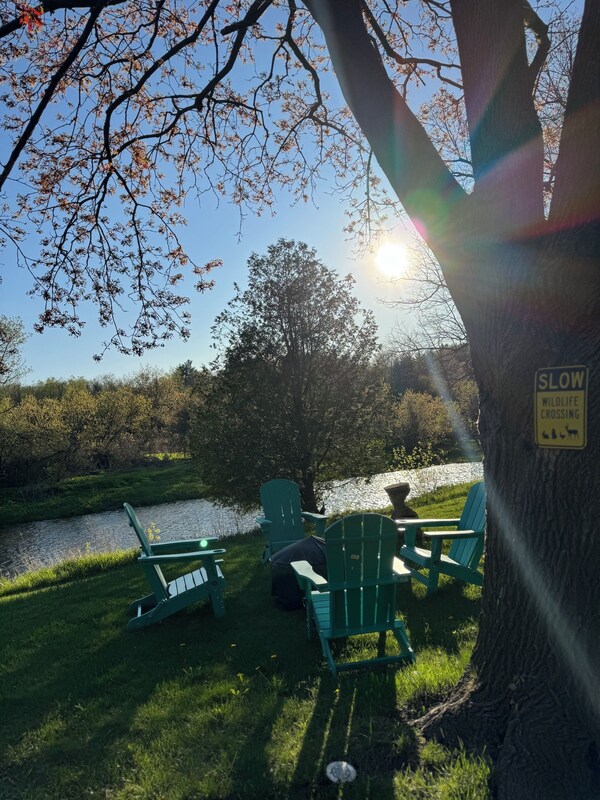 The Cottage On The Credit River, Cast A Line Or Float Lazily Down The River. - Caledon