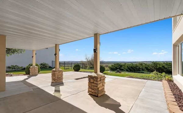 Spacious 5br River Retreat - Pool, Sauna, Golf & Stunning Views - North Dakota