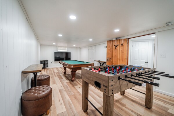 Cozy 3-br Bungalow W/ Private Backyard, Playground, Basement Game Room, & Views - Chapman State Park, Clarendon