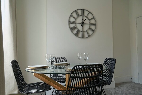 Spacious Central 2 Bed Apartment By Kahuna Stays - Gloucester
