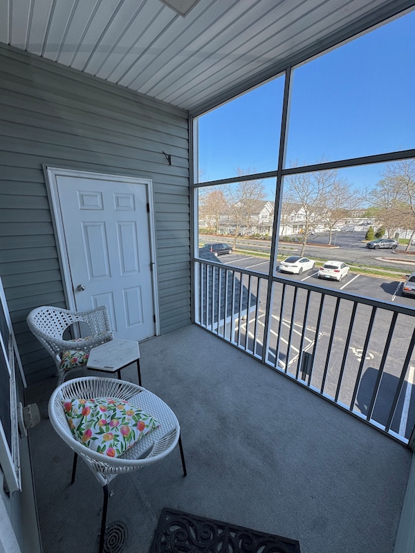 2 Bedroom - Pool And Parking In Central Lewes - Lewes, DE
