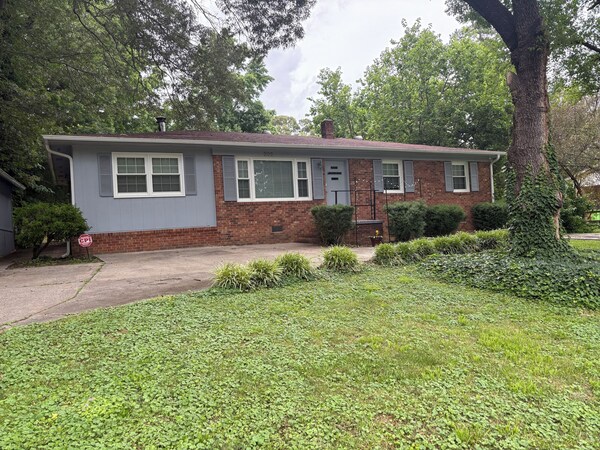 Spacious Retro Inspired & Pet Friendly Home Near Wet N Wild - Randleman Lake, NC