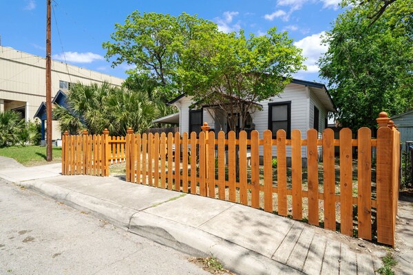 Stylish San Antonio Home By Downtown, Airport, Pearl District, Alamodome - San Antonio, TX