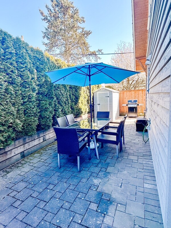 Bright & Airy 2 Bed Guest House - Burnaby