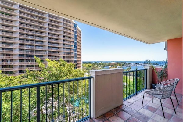 Bayview Bliss: 2br/2ba Condo In Coconut Grove- Parking Included - Palmetto Bay, FL