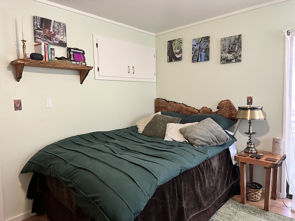 Island Paradise With Private Hot Tub -- Pet Friendly & Breakfast Included! - Pender Island