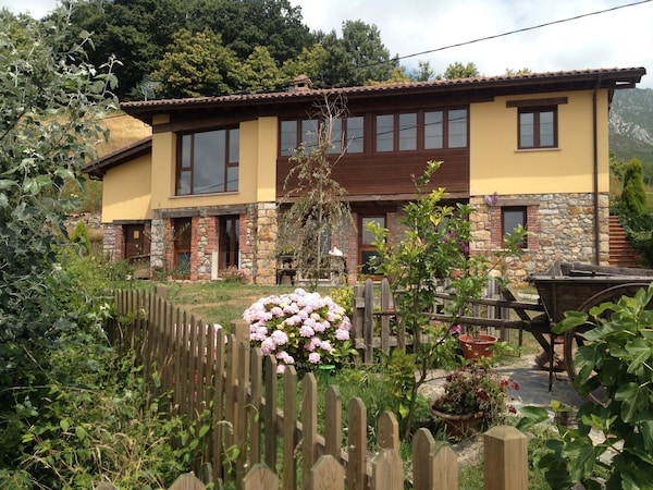 Casita De Campo 'Casa Con Impresionantes Vistas' Con Vistas A La Montaña, Piscina Privada Y Wi-fi - Cangas de Onís