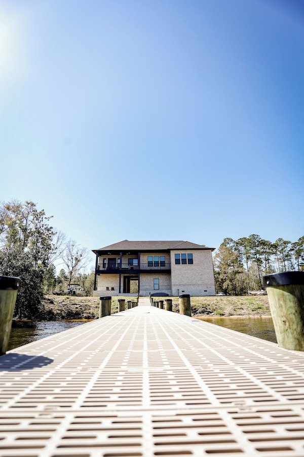 Charming Waterfront 3-bedroom, 3 Bath House With Gourmet Kitchen In Milton, Fl - 米爾頓