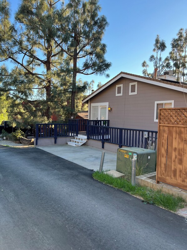 Private Studio: Front Door Parking; Rustic Hill Neighborhood, Close To Freeway. - Porter Ranch - Los Angeles
