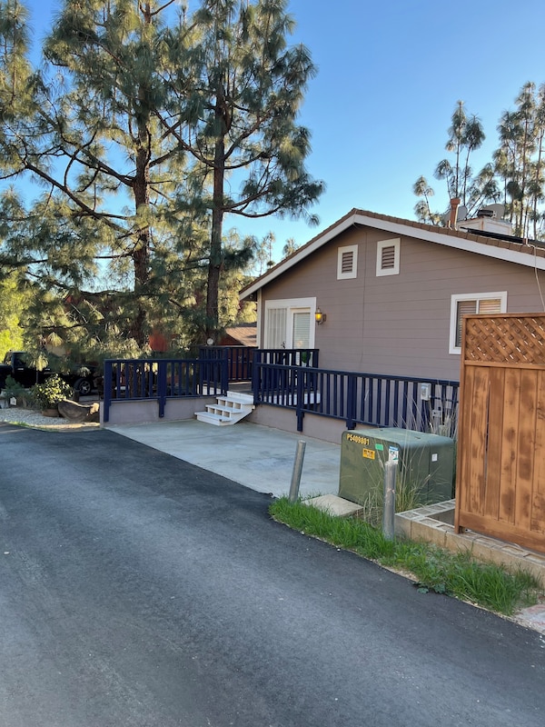 Private Studio: Front Door Parking; Rustic Hill Neighborhood, Close To Freeway. - Porter Ranch - Los Angeles