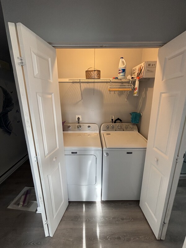 Charming Feathers Theme Home, King Bed, 2-bedroom House In Aurora With Wifi - West Chicago, IL