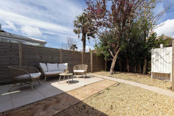 Chic Coastal Retreat - 5-min Stroll To Beach - Hayling Island