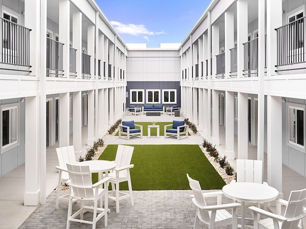 Comfortable And Convenient Retreat - Modern Suite, Pet-friendly Amenities - Douglasville, GA